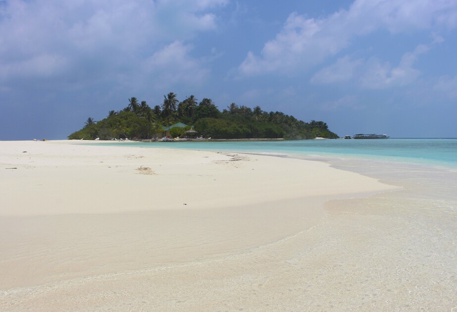 Maldives Embudu village resort | Elizabeth on the Road